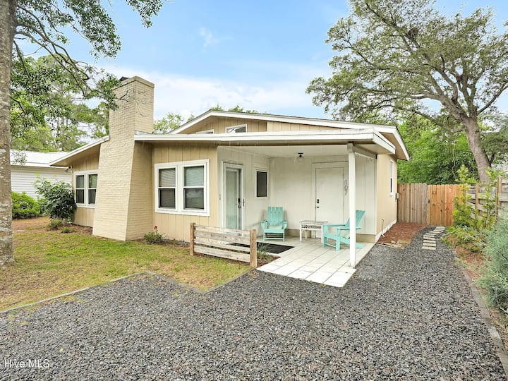 Good Vibes Beach Bungalow | 5-min Walk To Beach - Oak Island, NC