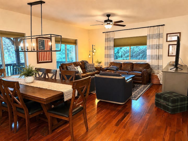 Downtown Davis Ave. Lux Lodge Sleeps 20! - McCall, ID