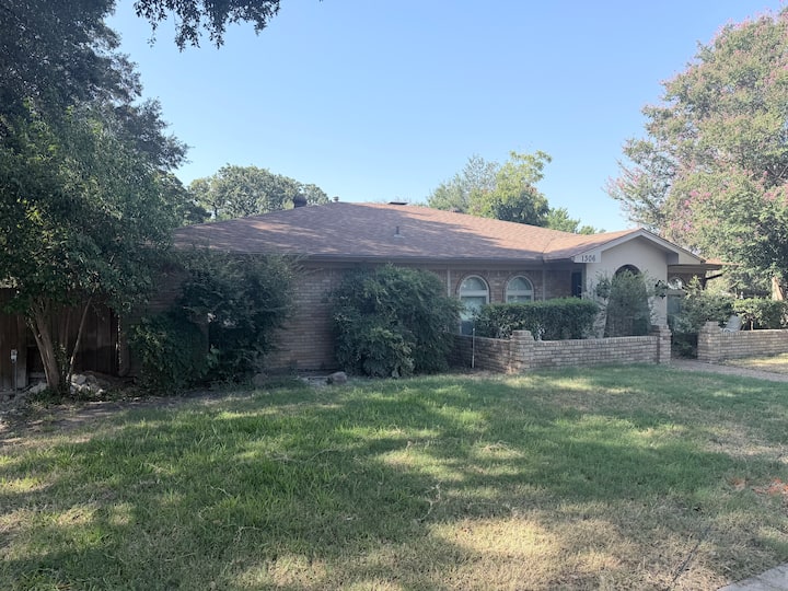 Family Home With Relaxing Backyard - Irving, TX