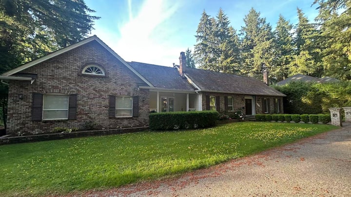 Song  Pinecrest Manor | 4br Plus Estate - White Rock