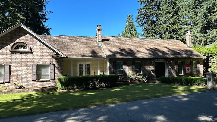 Song · 4br/4ba Spacious Home With Private Garden - White Rock