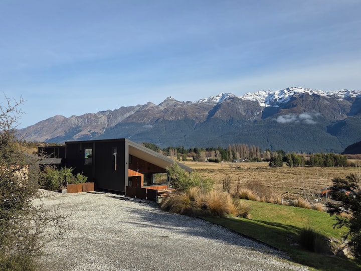 Alpine Home Escape | Hot Tub & Mountain Views - Glenorchy