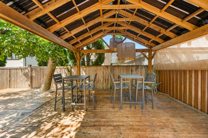 The Pergola House | Fireplace & Sun Deck - Surrey