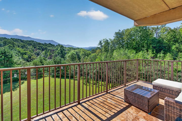 Gatlinburg Condo: Stunning View, Sauna, Free - Gatlinburg, TN