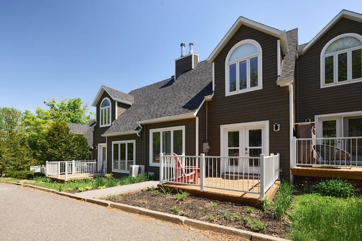 Ski-in/out Mont Soleil | Fireplace | Sleeps 8 - Bromont