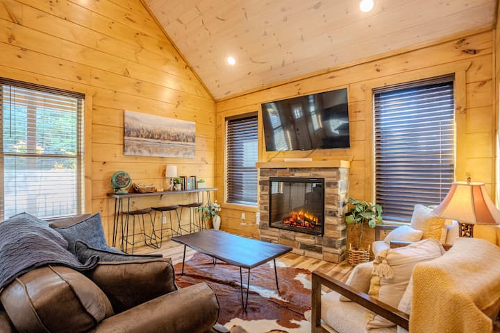 Smoky Escape - Private Hot Tub - Near The Island - Pigeon Forge, TN