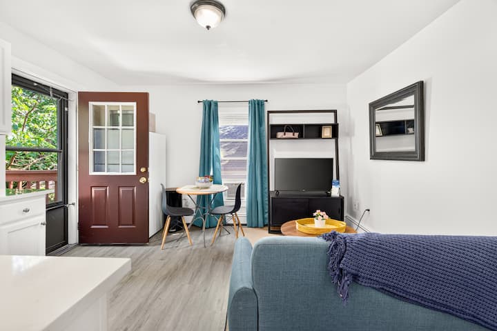 Bright Riverside Apt W/ Porch Near Mit, Harvard - Harvard University,Cambridge
