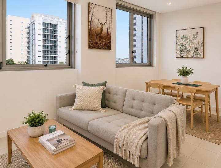 Stylish Fortitude V Retreat | Pool, Gym & Balcony - Brisbane