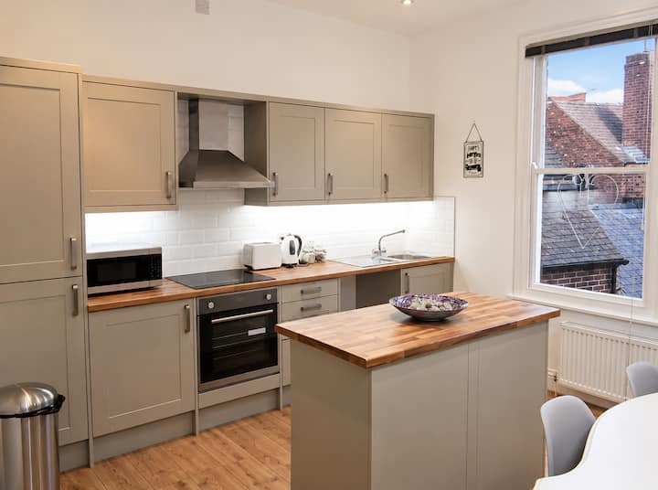 Luxury 2br Penthouse | Relocation & Extended Stay - Lincoln