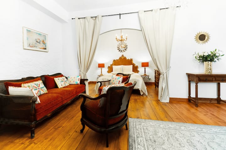 Step-free Castle Studio With Partial Lake View - Montreux