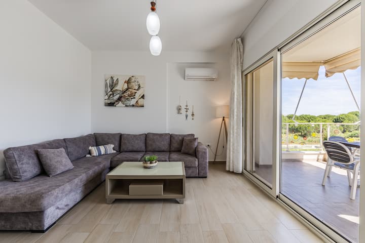 Beachside Family Apartment | Balcony & Parking - Albania