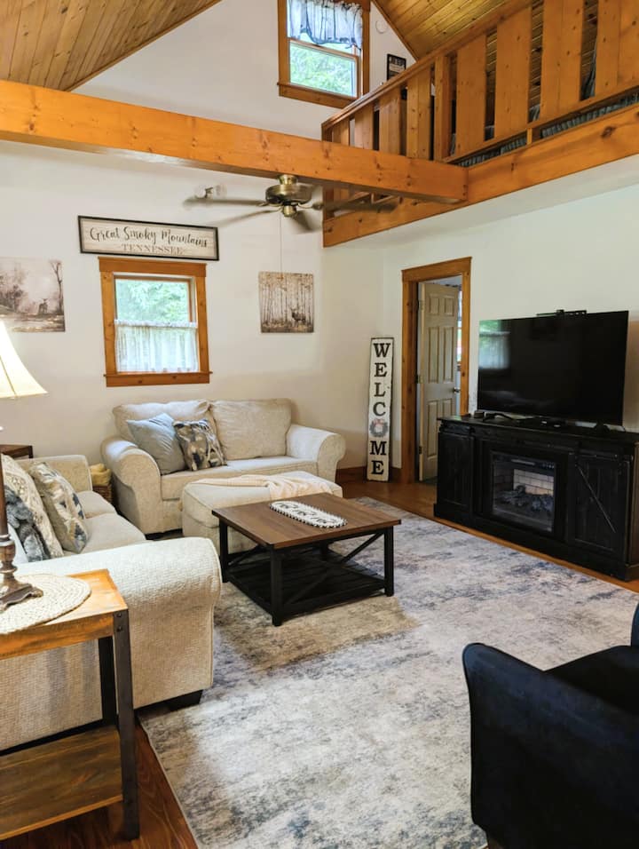 Cozy 1br + Loft W/ Hot Tub! Fire Pit + Near Town! - United States