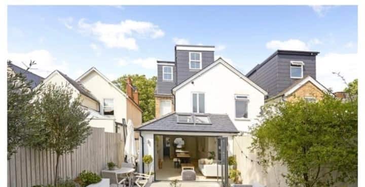 Light-filled Victorian Home With Garden & Parking - Woking