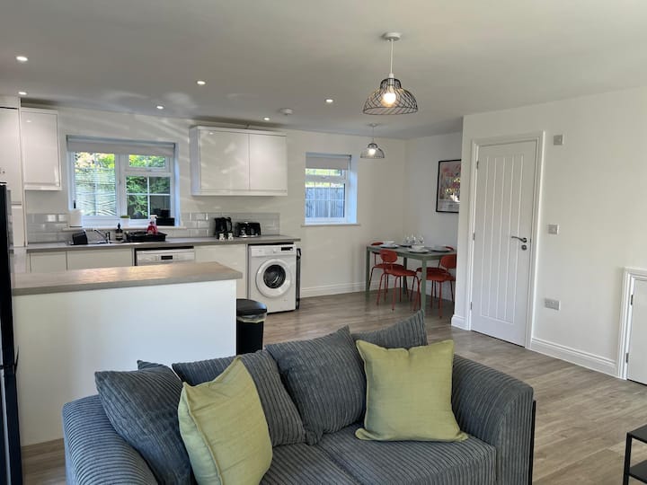 Huge 5 Bed, Sleeps 10, Next To Gatwick - Crawley