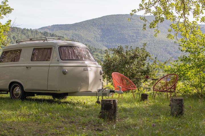 Duo De Caravanes Rétro Pour Séjour Hors Du Temps - Dieulefit