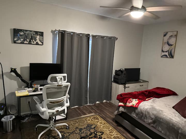 Spacious Corner Lot. 2 Bedroom 2 Bathroom. - Dallas, TX