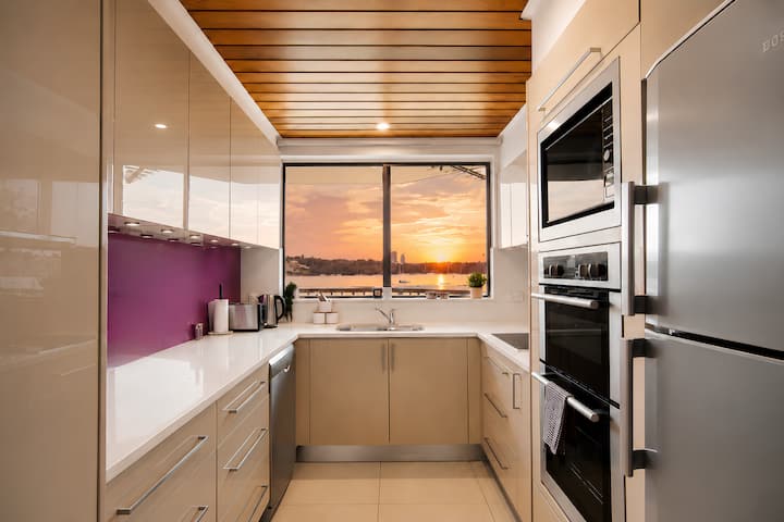 Serene Waters | Waterfront, Beach Access + Pool - Sidney