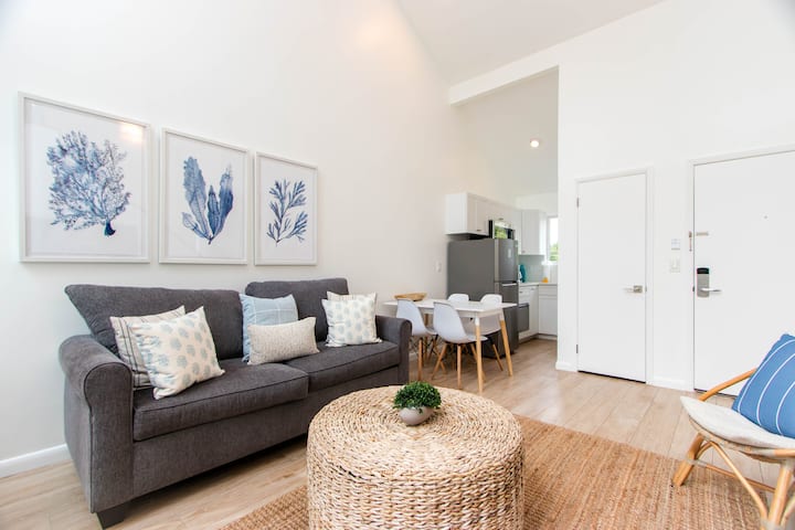 Bright Coastal 2 Bedroom Condo On The Beach - Montauk, NY
