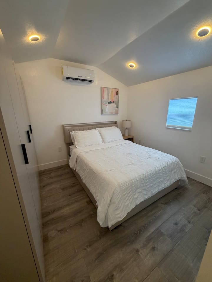 Modern Private Studio - Miami Gardens, FL