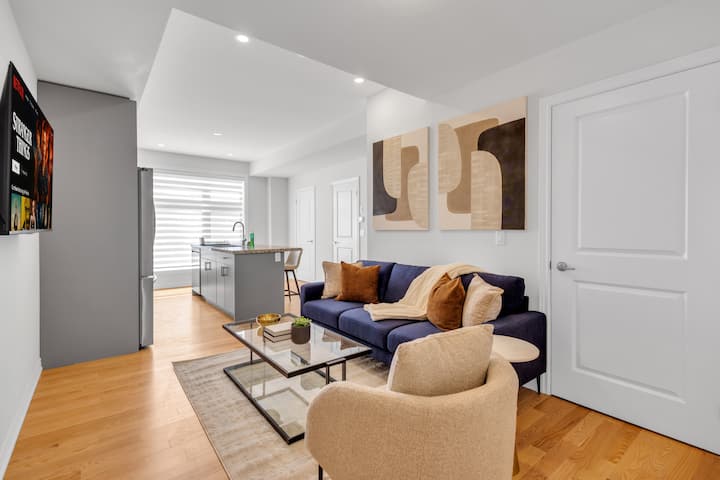 Luxury Oakville Townhome | Free Parking & Wi-fi - Mississauga