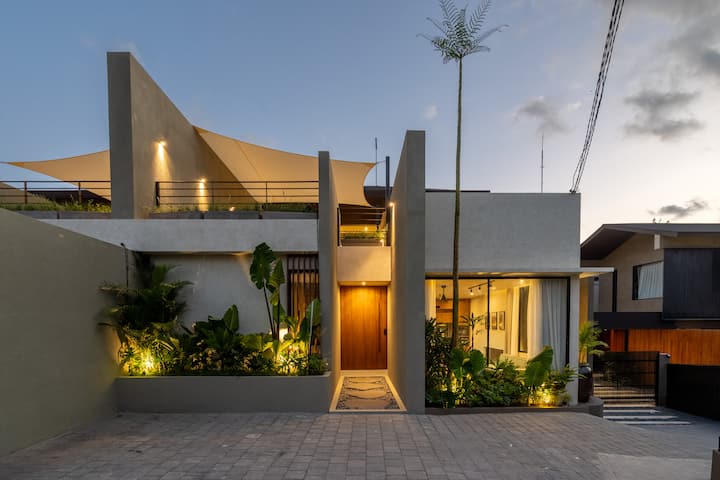 Brand New Luxury Villa With Rooftop & Private Pool - Indonesien