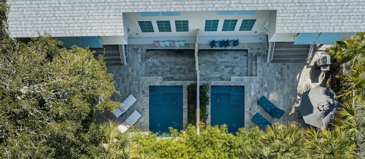 Walk Everywhere! 16br Retreat, 4 Pools, Sleeps 40+ - Kiawah Island, SC