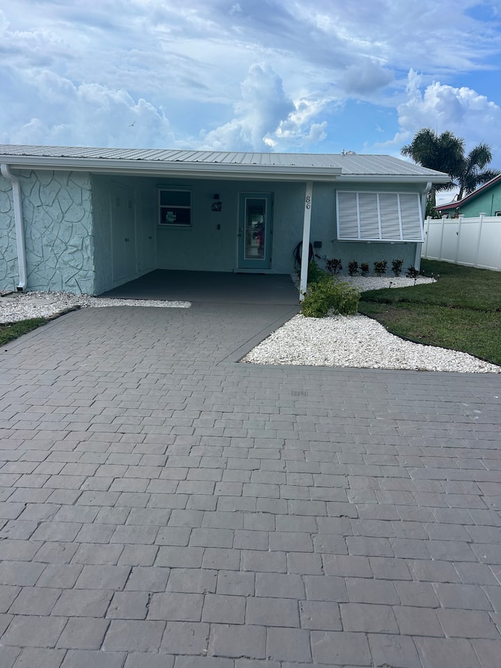 Parrots & Palms Canal Front Home Across From Beach - Jensen Beach, FL