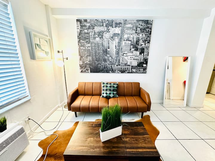 Beachside @> Sunny 1-br Steps From The Beach - Surfside, FL