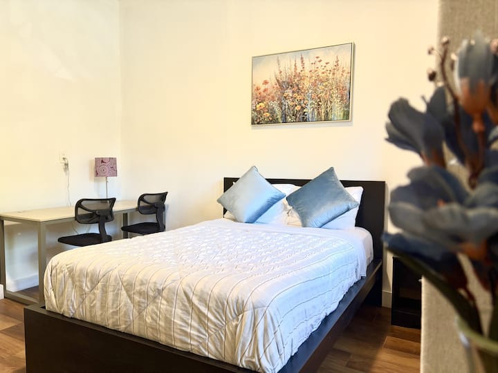 Romantic Plateau Mont-royal Studio With Balcony - Montreal