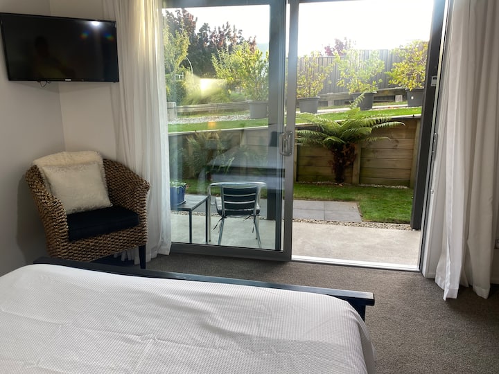 Own Entrance ~ Mountain View ~ Peaceful ~ Parking - Wanaka