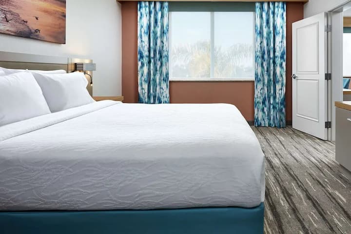 1br King Suite | Free Parking & Pool Access - Pismo Beach, CA