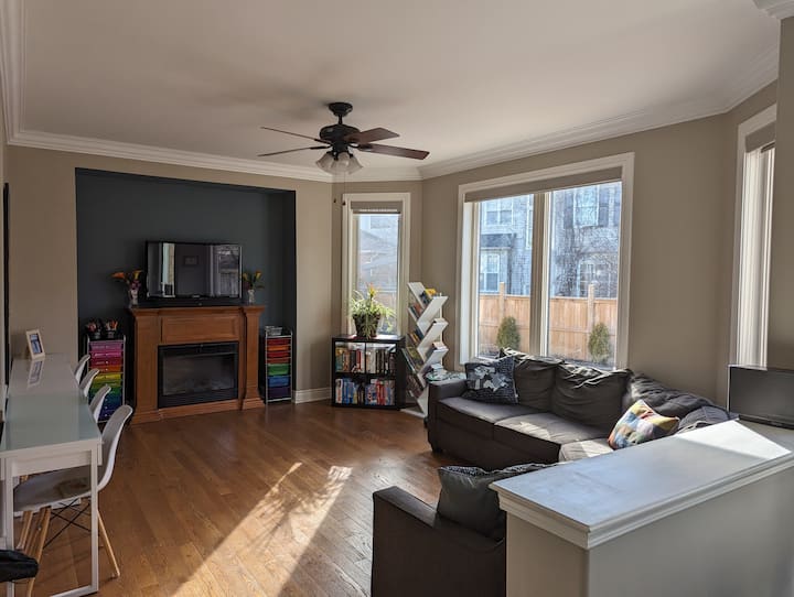 Suburban Family Home With A Beautiful Yard! - Burlington