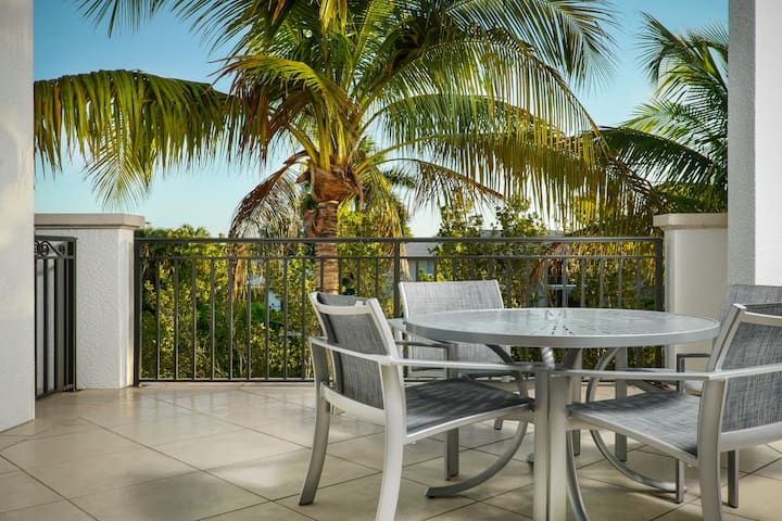 Relaxing 2br Water View Stay | Resort Spa & Tennis - Naples, FL