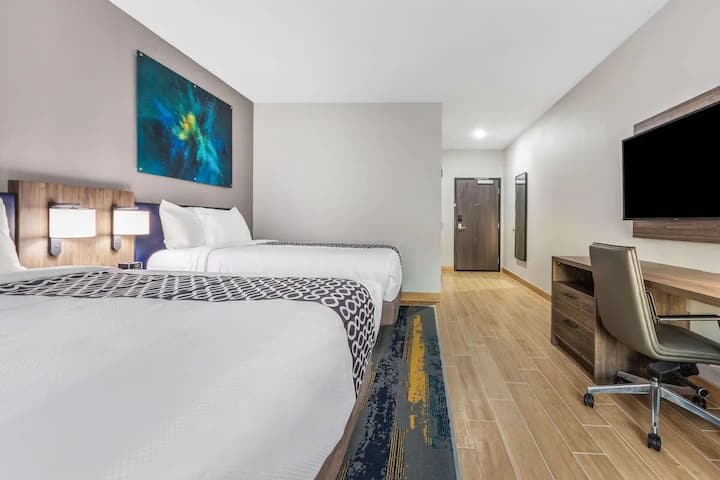 La Quinta Galveston | 2 Queen | Pleasure Pier - Galveston, TX
