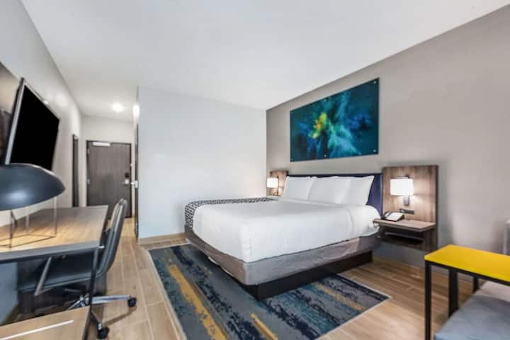La Quinta Galveston | King | Cruise Ready - Galveston, TX