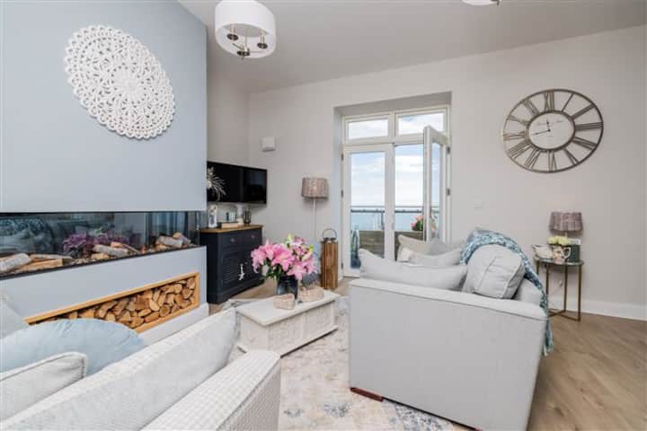 Gorgeous 1 Bed Seafront Apartment - Bray