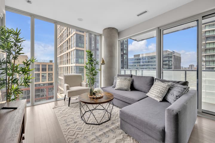 Downtown Stay Near It All + 1 Free Parking - Toronto, ON