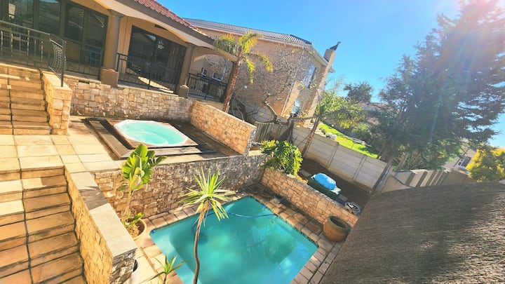 Luxury Villa In Cape Town | Pool & Mountain Views - Western Cape