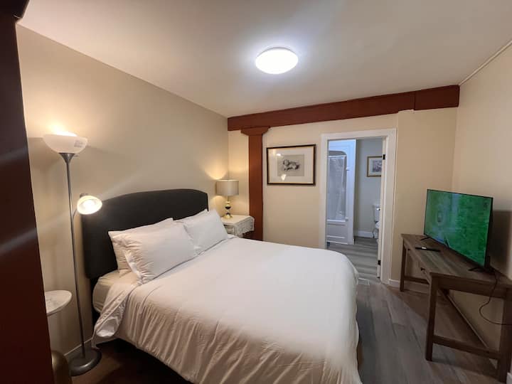 Cozy Queen Room | Downtown Charlottetown - Charlottetown