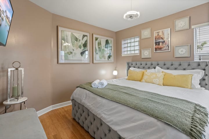 Stylish Midway Stay + Free Wine | Deck | Sleeps 4 - Chicago