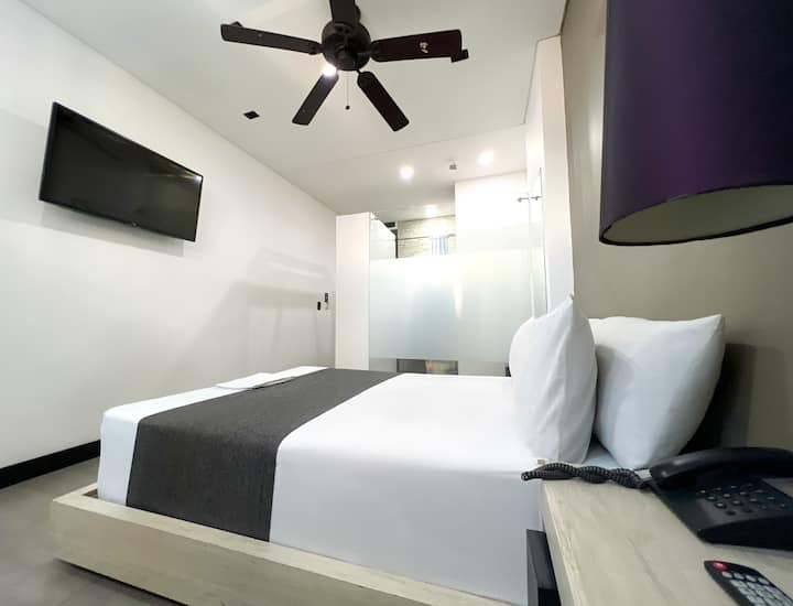 Luxury Downtown Full Hotel Service Room - 麥德林