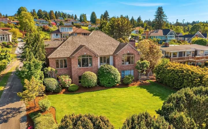 New! Marine View Estate: Private Beach, 180° Views - Federal Way, WA