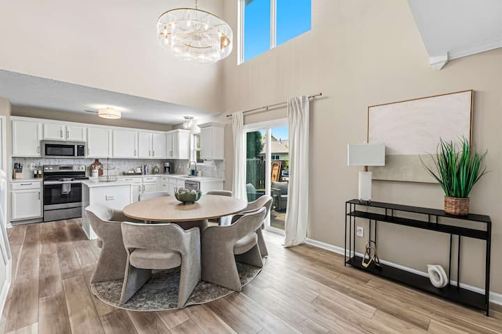 Stylish 4br Getaway | Loft | Family Friendly - Fishers, IN