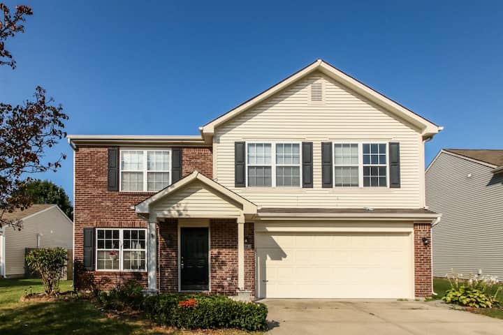Stylish 4br Getaway | Loft | Family Friendly - Fishers, IN