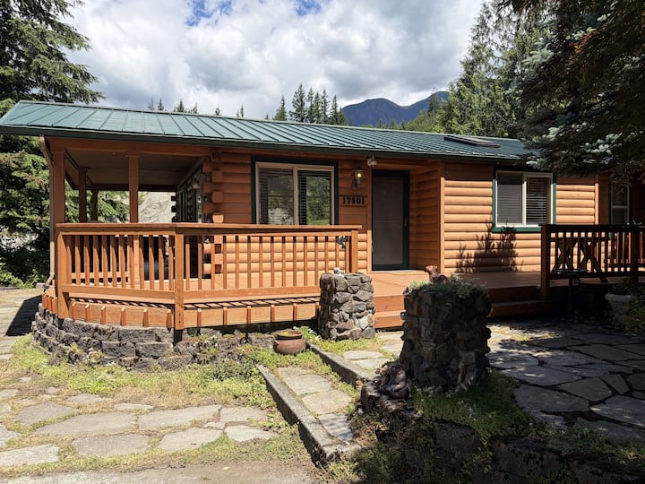 Gold Bar Cabin - Hot Tub | Riverfront - Gold Bar, WA