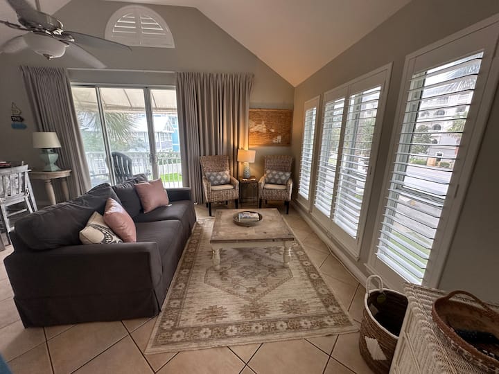 Crystal Beach Cottage Upper Duplex Peek Gulf View - Destin, FL