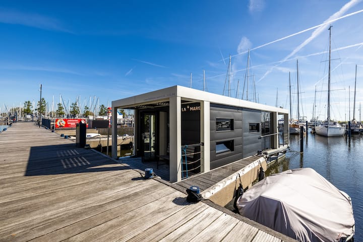Maison Flottante De Luxe Au Cœur De Volendam. - Volendam