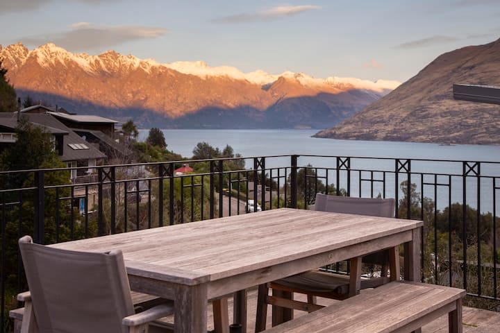 Sunshine Bay Stay | Lake Views & Cosy Fireplace - ニュージーランド クイーンズタウン