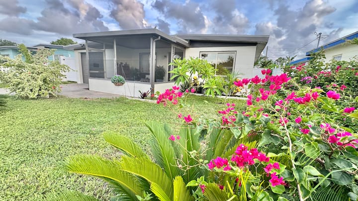 Fully Renovated Cozy Home Away From Home - Pinellas Park, FL