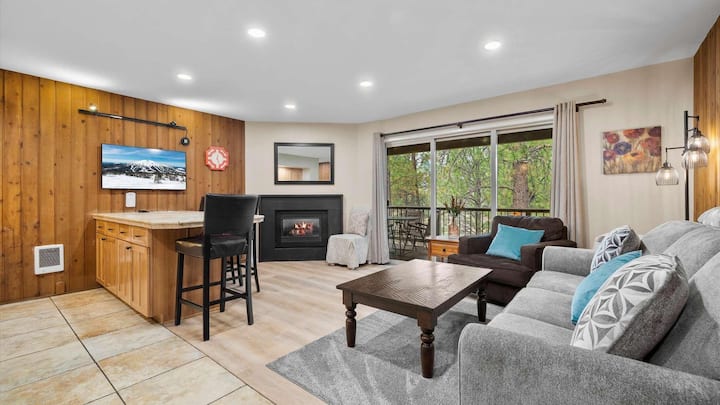 New! Remodeled Condo | Pool - Hot Tub | - Bend, OR
